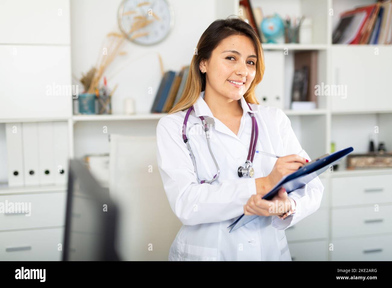 Doctor making notes on clipboard Stock Photo - Alamy