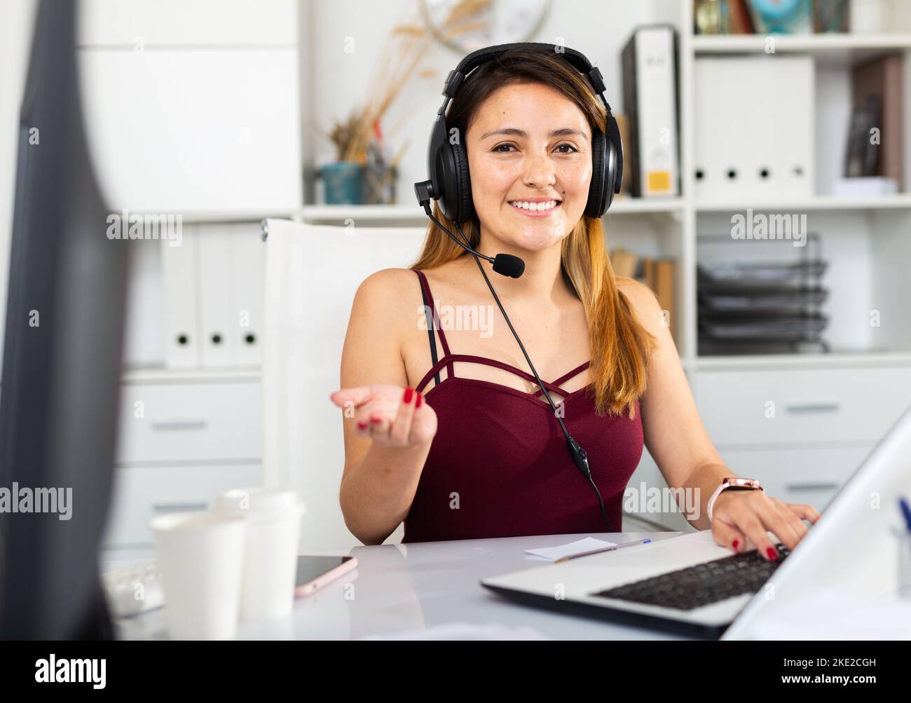Woman helpline operator work hi-res stock photography and images - Alamy