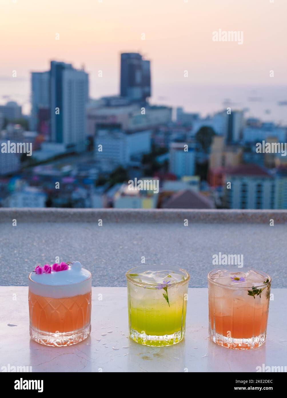 Cool people on rooftop bar hi-res stock photography and images - Alamy