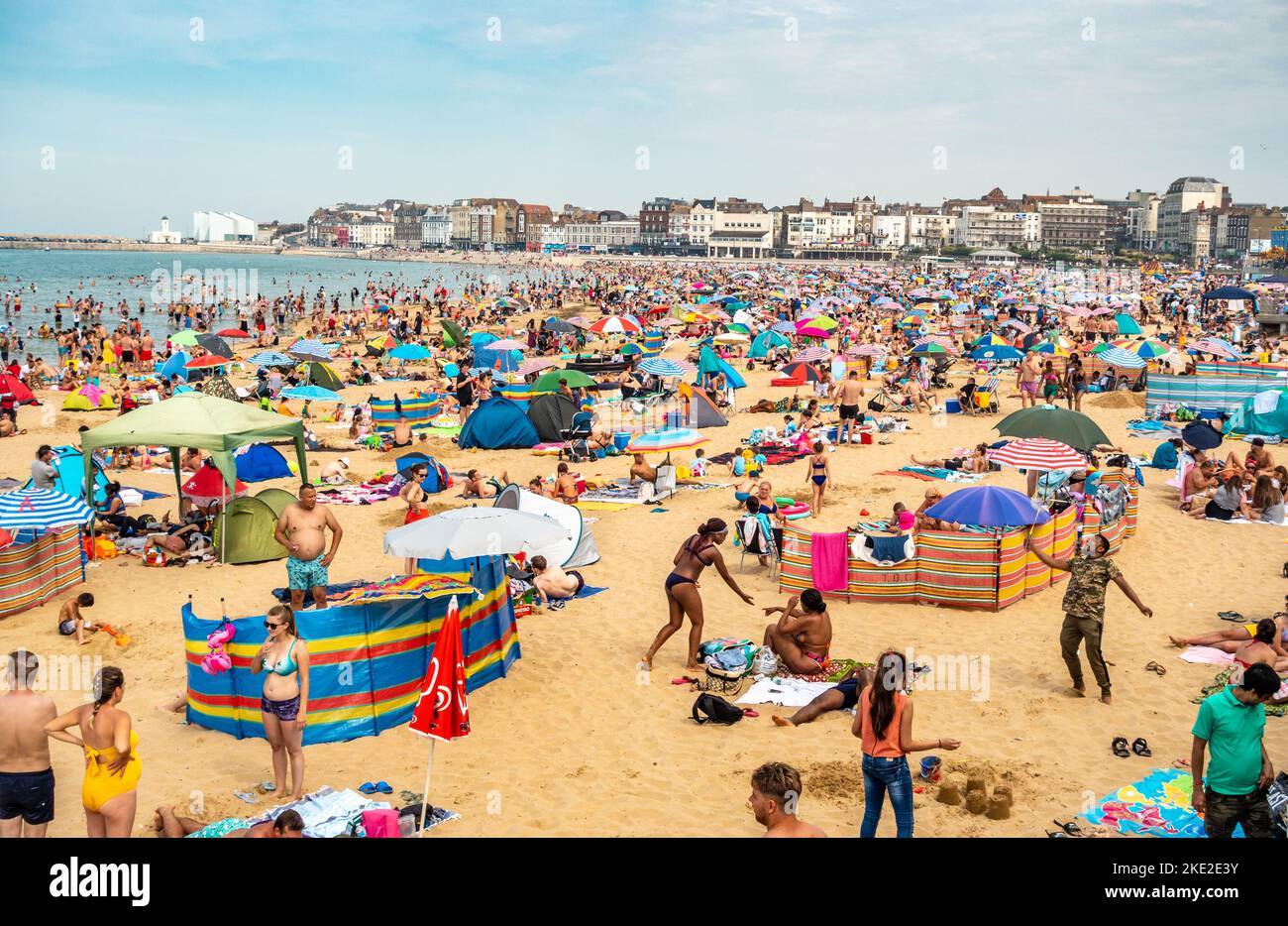 Family sunbathing beach hi-res stock photography and images - Alamy