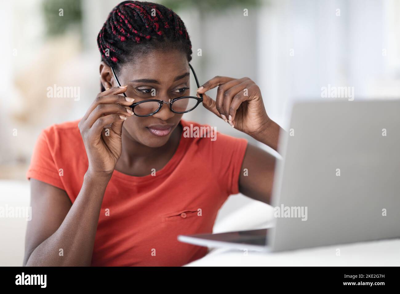 Woman shocked computer screen hi-res stock photography and images - Alamy