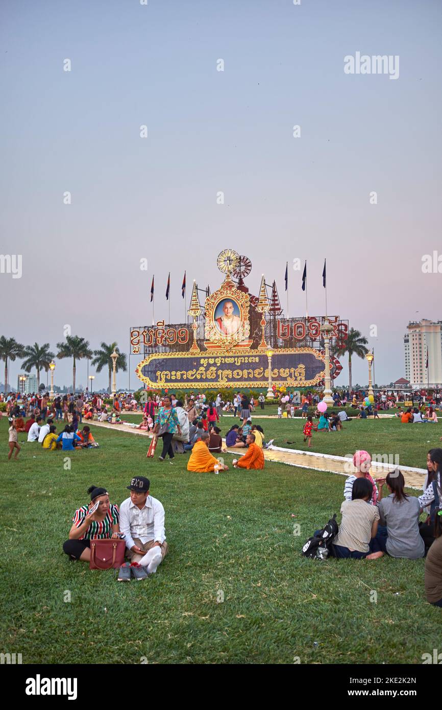Riverside Park in front of the Royal Palace Phnom Penh Cambodia Stock ...