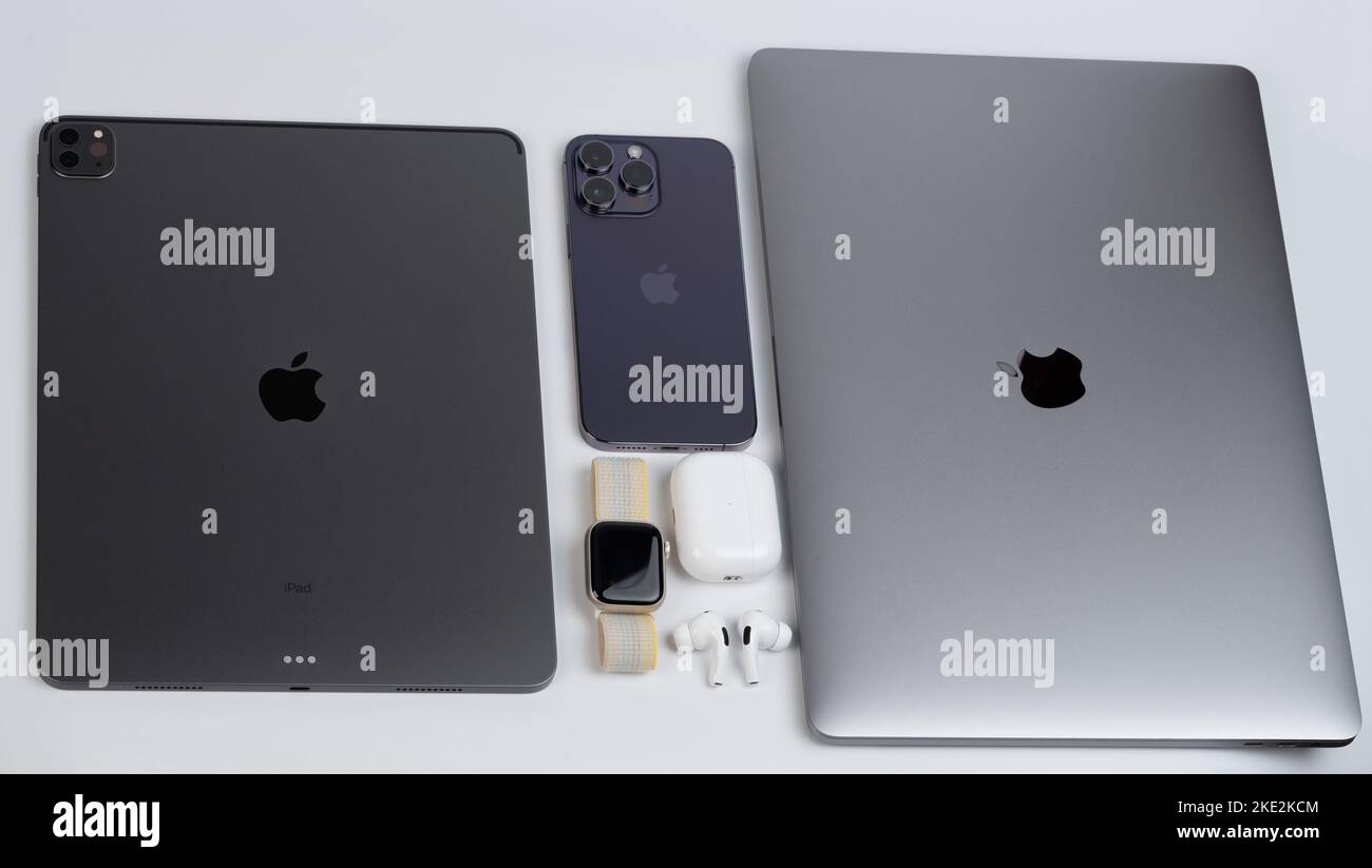 Apple ipad 2022 hi-res stock photography and images - Alamy