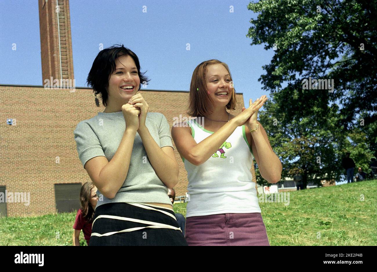 HOW TO DEAL, MANDY MOORE, ALEXANDRA HOLDEN, 2003 Stock Photo - Alamy