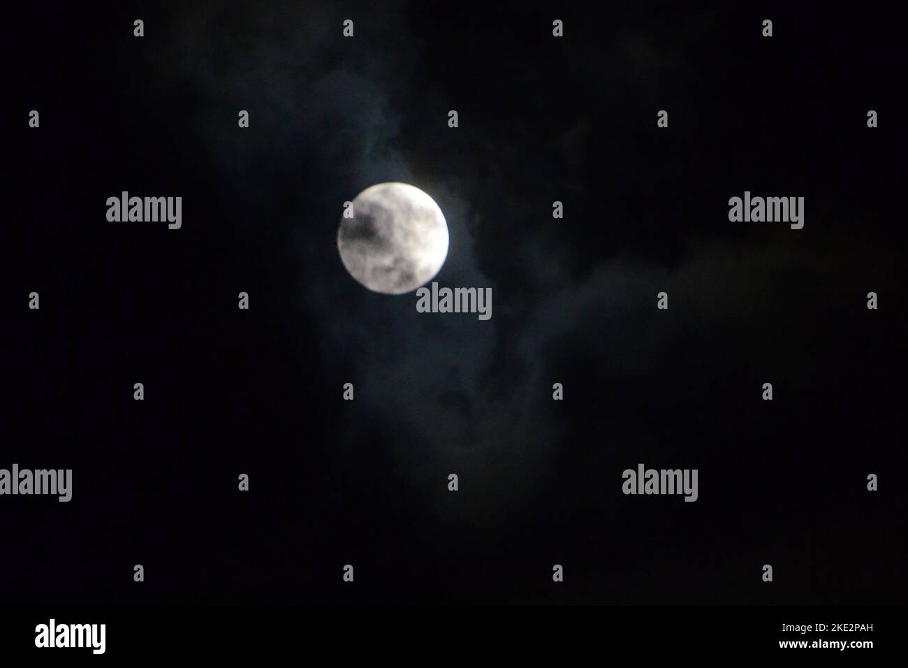 Peshawar, Khyber Pakhtunkhwa, Pakistan. 8th Nov, 2022. A ''blood moon ...