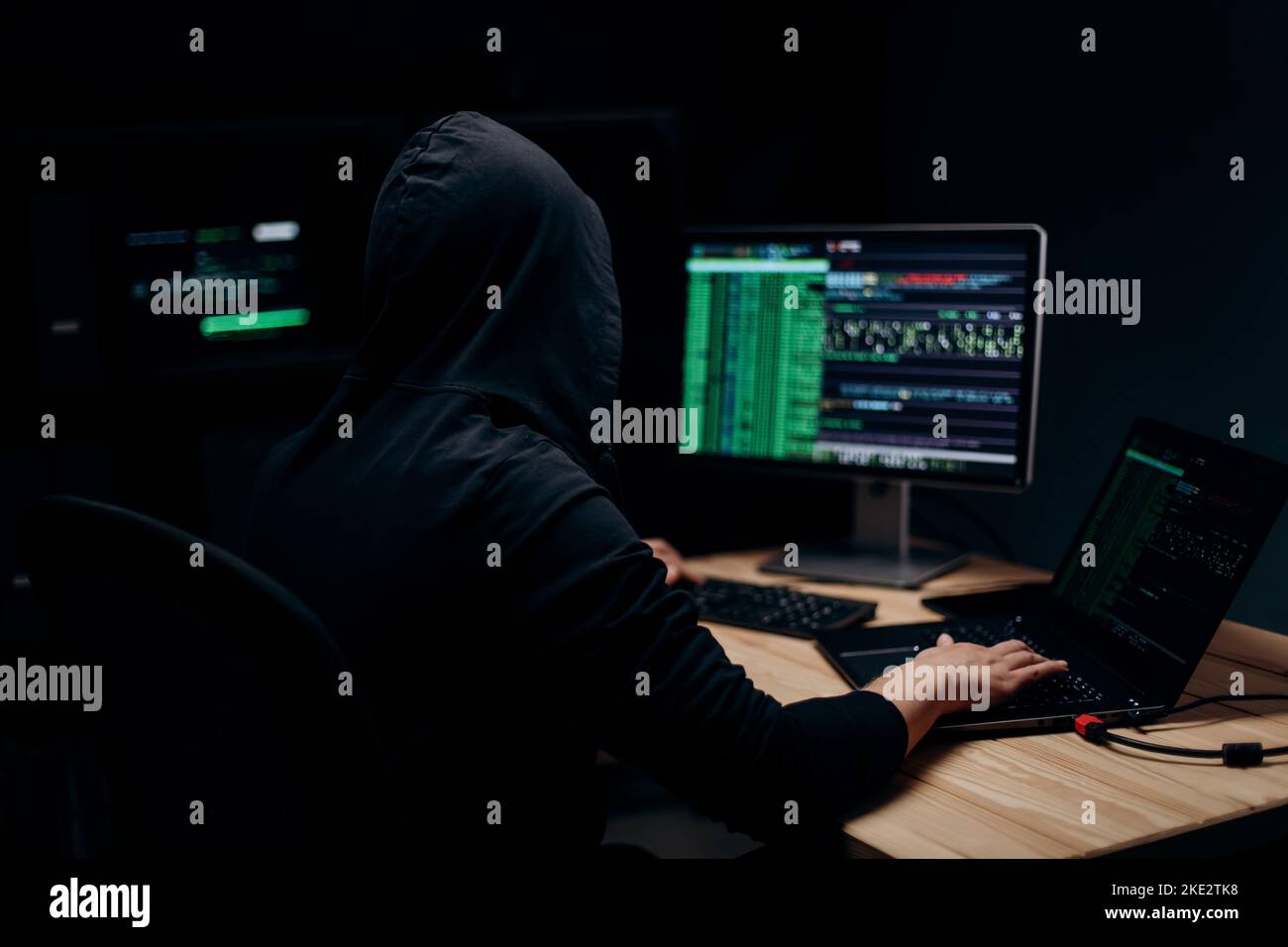 Man computer servers technology hi-res stock photography and images - Alamy