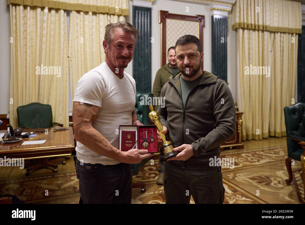 Kyiv, Kyiv, Ukraine. 8th Nov, 2022. American Oscar winning actor SEAN ...