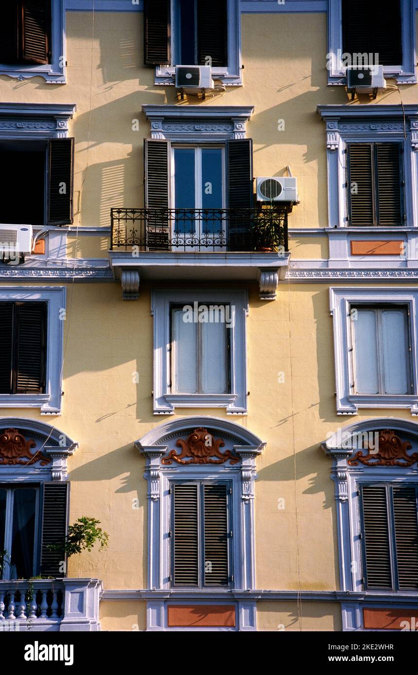 Building facade, Rome, Italy Stock Photo - Alamy
