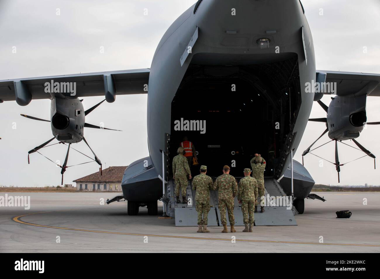 Personnel from the Romanian Land Forces 8th Tactical Operational ...