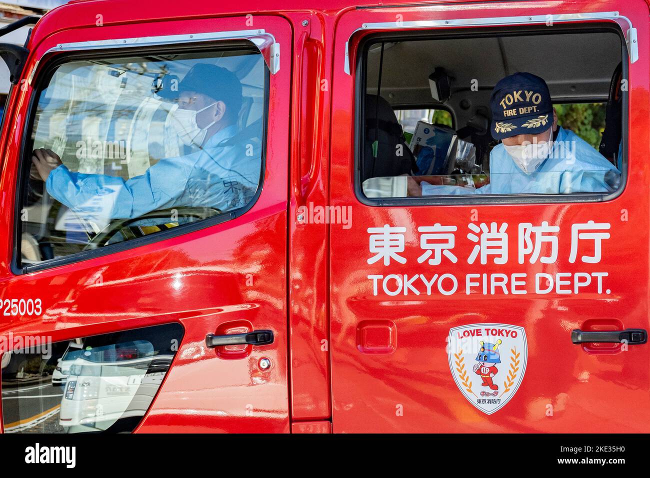 Tokyo, Japan. 6th Nov, 2022. Tokyo Fire Department firefighters take up ...