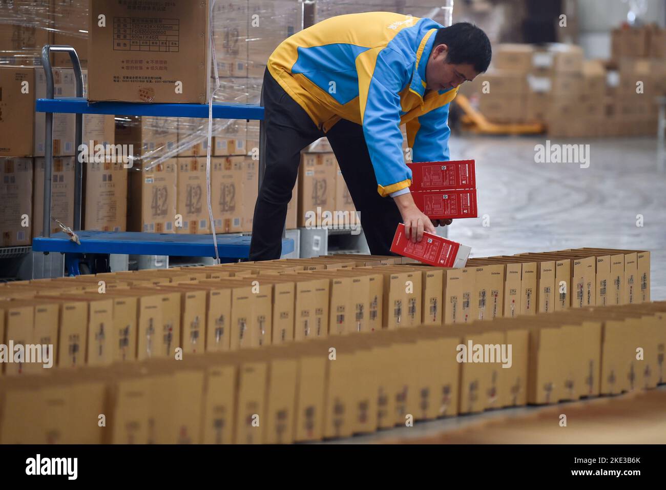 NANJING, CHINA - NOVEMBER 10, 2022 - A worker packs goods at Suning ...