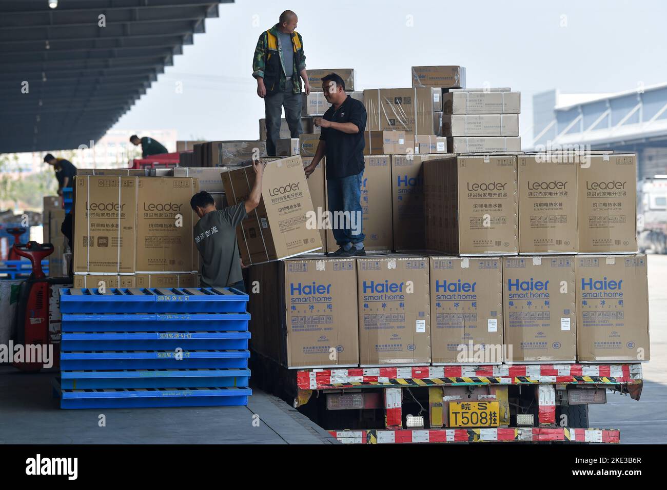 China logistics truck hi-res stock photography and images - Alamy