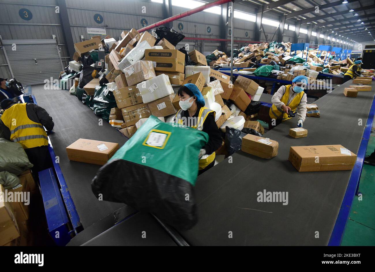 HANDAN, CHINA - NOVEMBER 10, 2022 - Staff members work at the Network ...