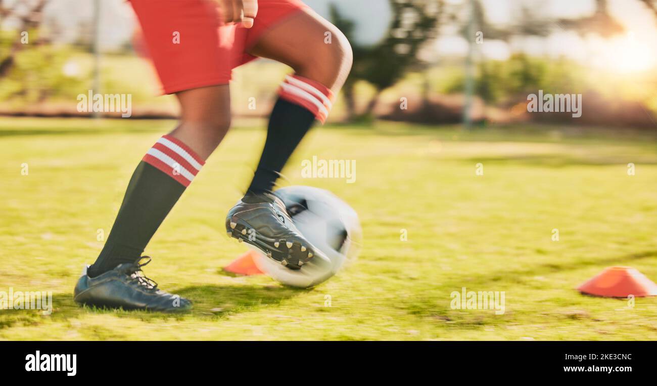 Play soccer legs hi-res stock photography and images - Alamy