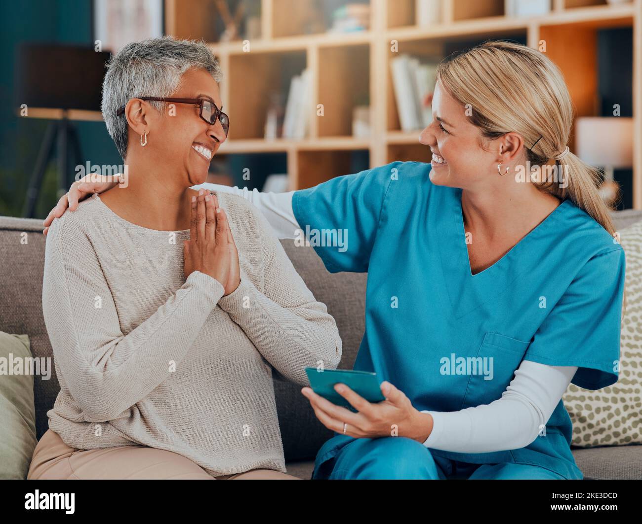 Doctor senior patient booklet hi-res stock photography and images - Alamy