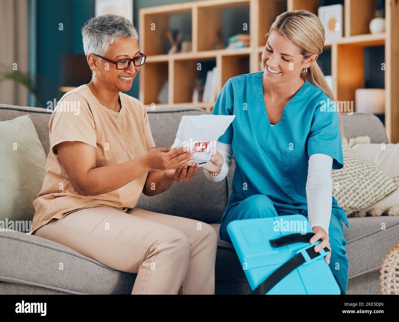 Medical home visit elderly hi-res stock photography and images - Alamy
