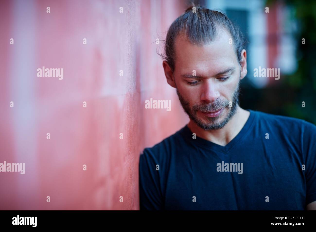 Man leaning against the wall hi-res stock photography and images - Alamy