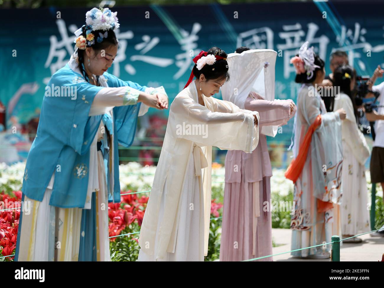 The 2nd Lily Han Culture Festival opened at Huatian Square on the bank ...