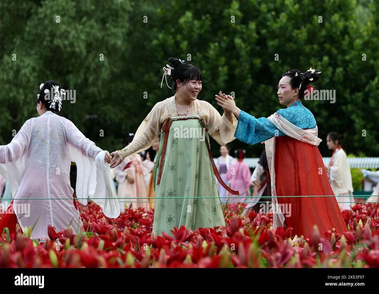 The 2nd Lily Han Culture Festival opened at Huatian Square on the bank ...