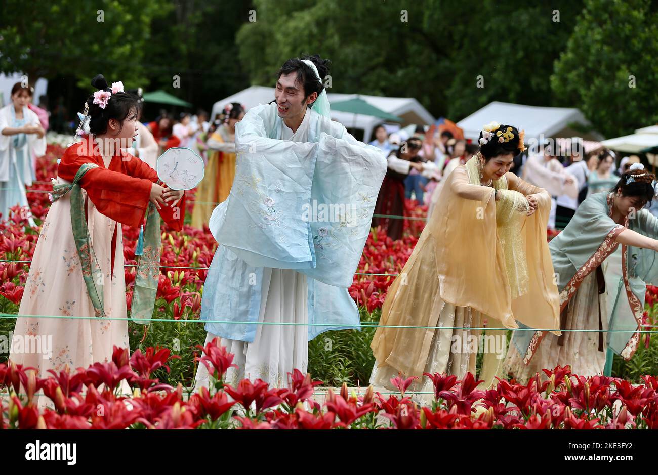 The 2nd Lily Han Culture Festival opened at Huatian Square on the bank ...