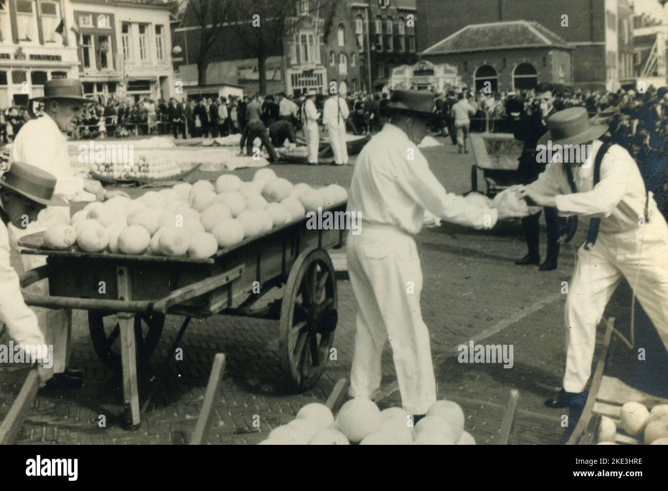 Cheese sellers in the canals of Alkmaar, Holland 1960s Stock Photo - Alamy