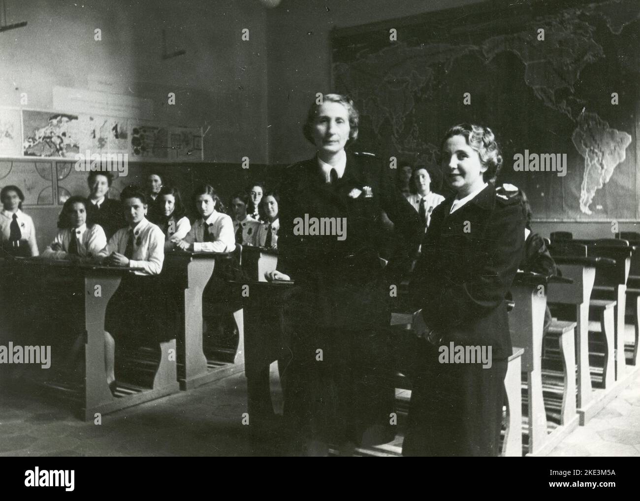 Class photo in the classroom with two teachers, Germany 1940s Stock ...