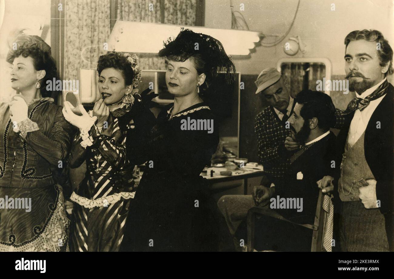 Comparer at the makeup during the shooting of the movie Altri Tempi ...