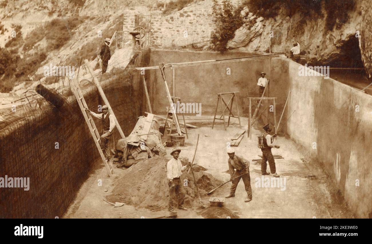 Workers building water basin hi-res stock photography and images - Alamy