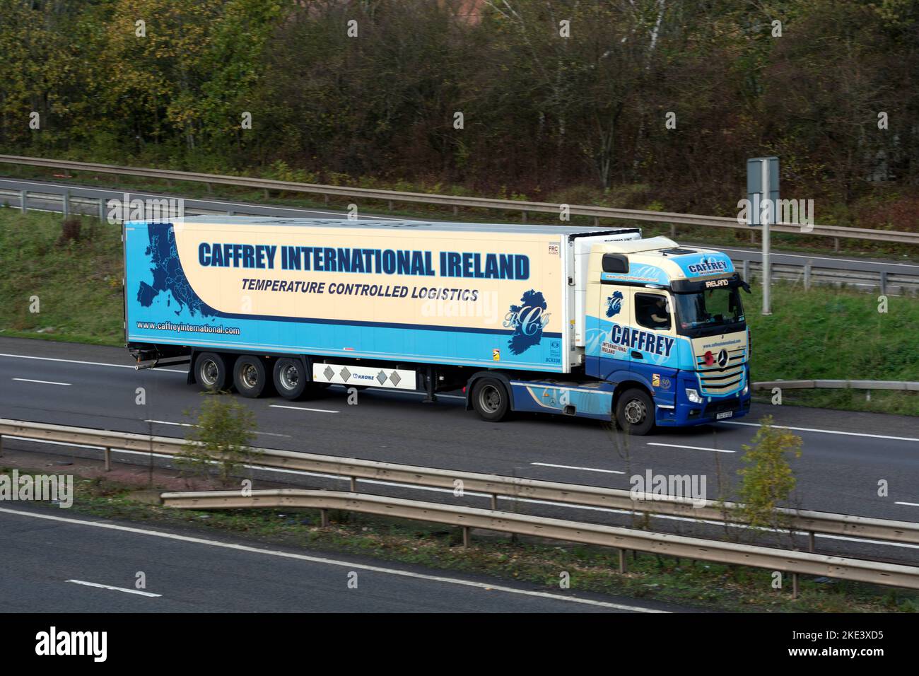 Articulated lorry on m40 motorway hi-res stock photography and images ...