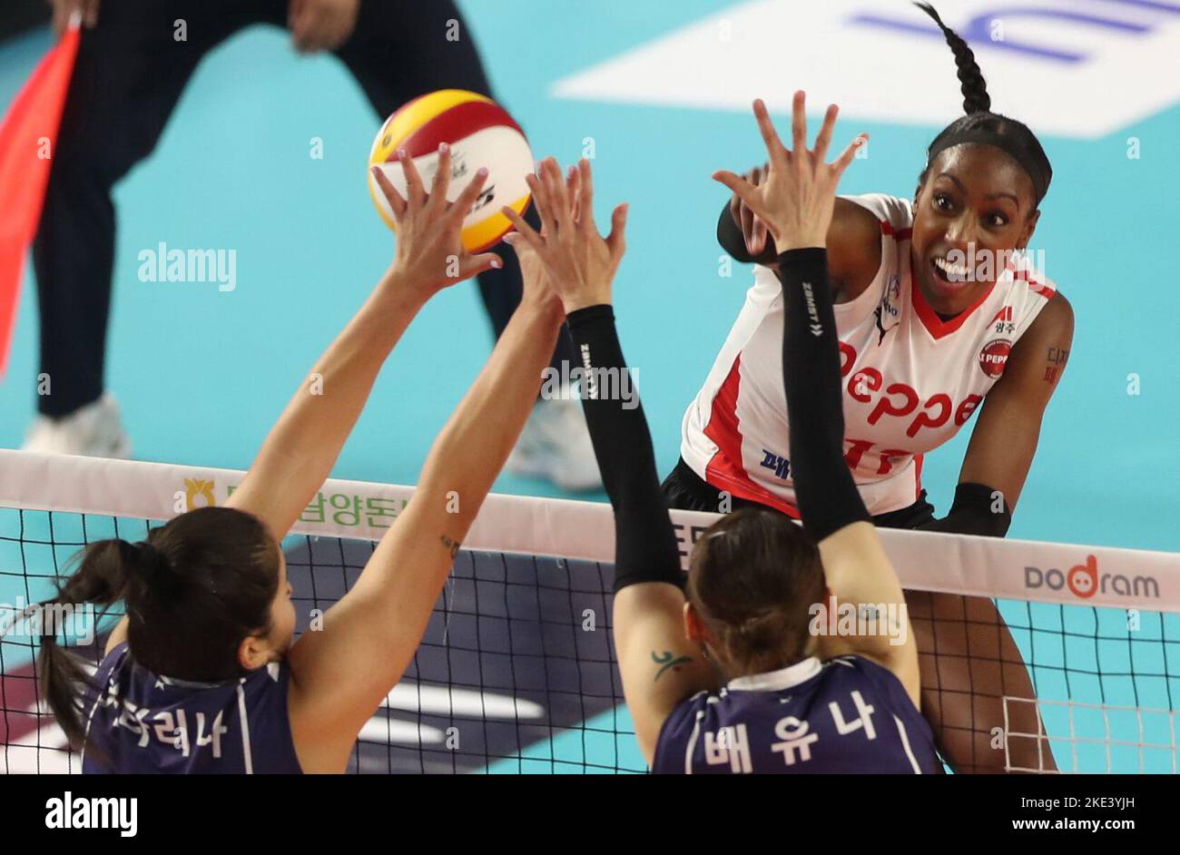 10th Nov, 2022. Volleyball: Pepper Savings Bank vs. Korea Expressway ...