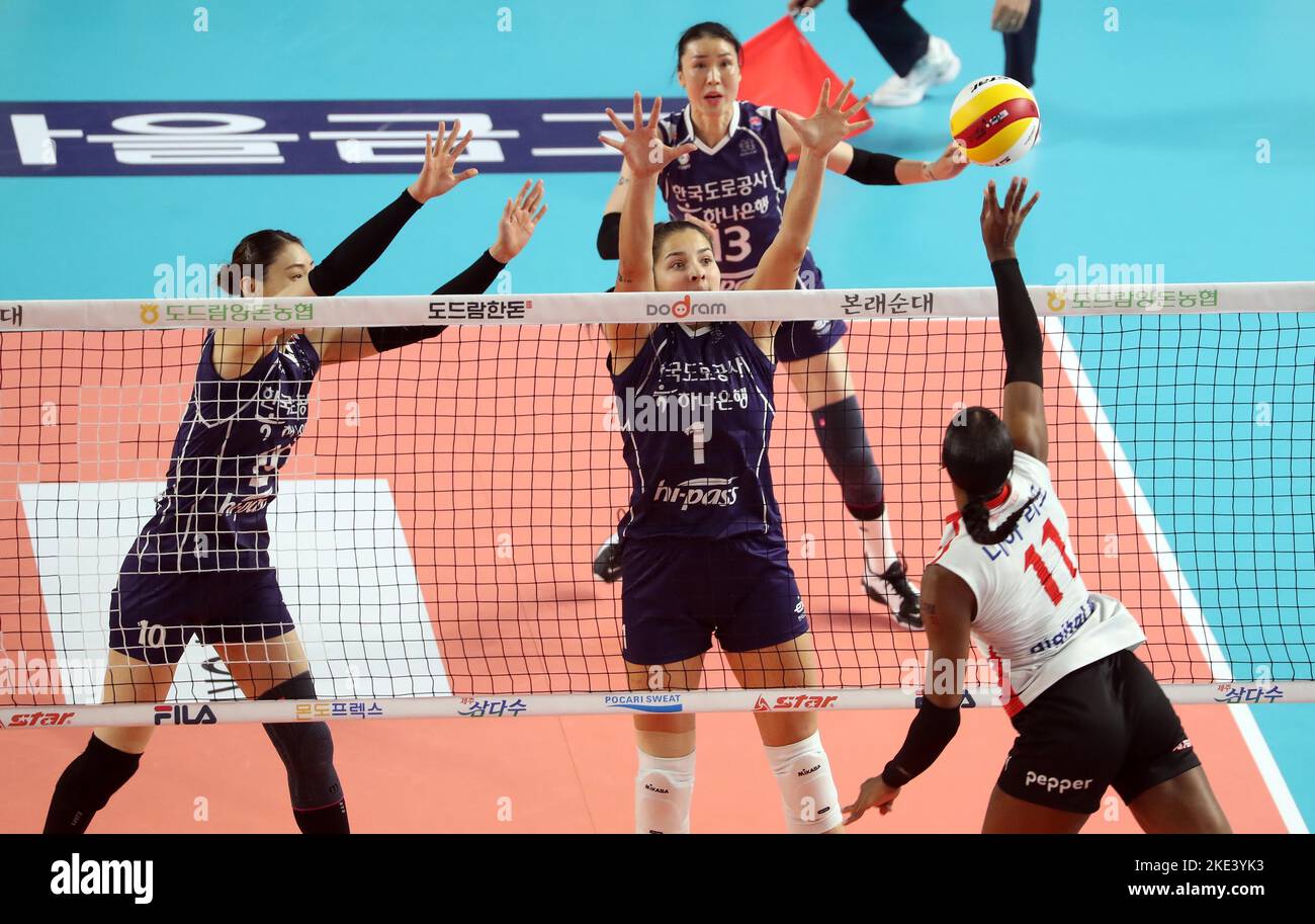 10th Nov, 2022. Volleyball: Pepper Savings Bank vs. Korea Expressway ...
