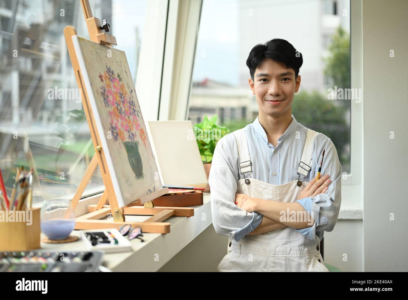 Male art student drawing at easel hi-res stock photography and images ...