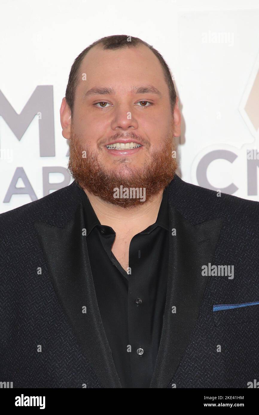 Luke combs cma awards 2022 hi-res stock photography and images - Alamy