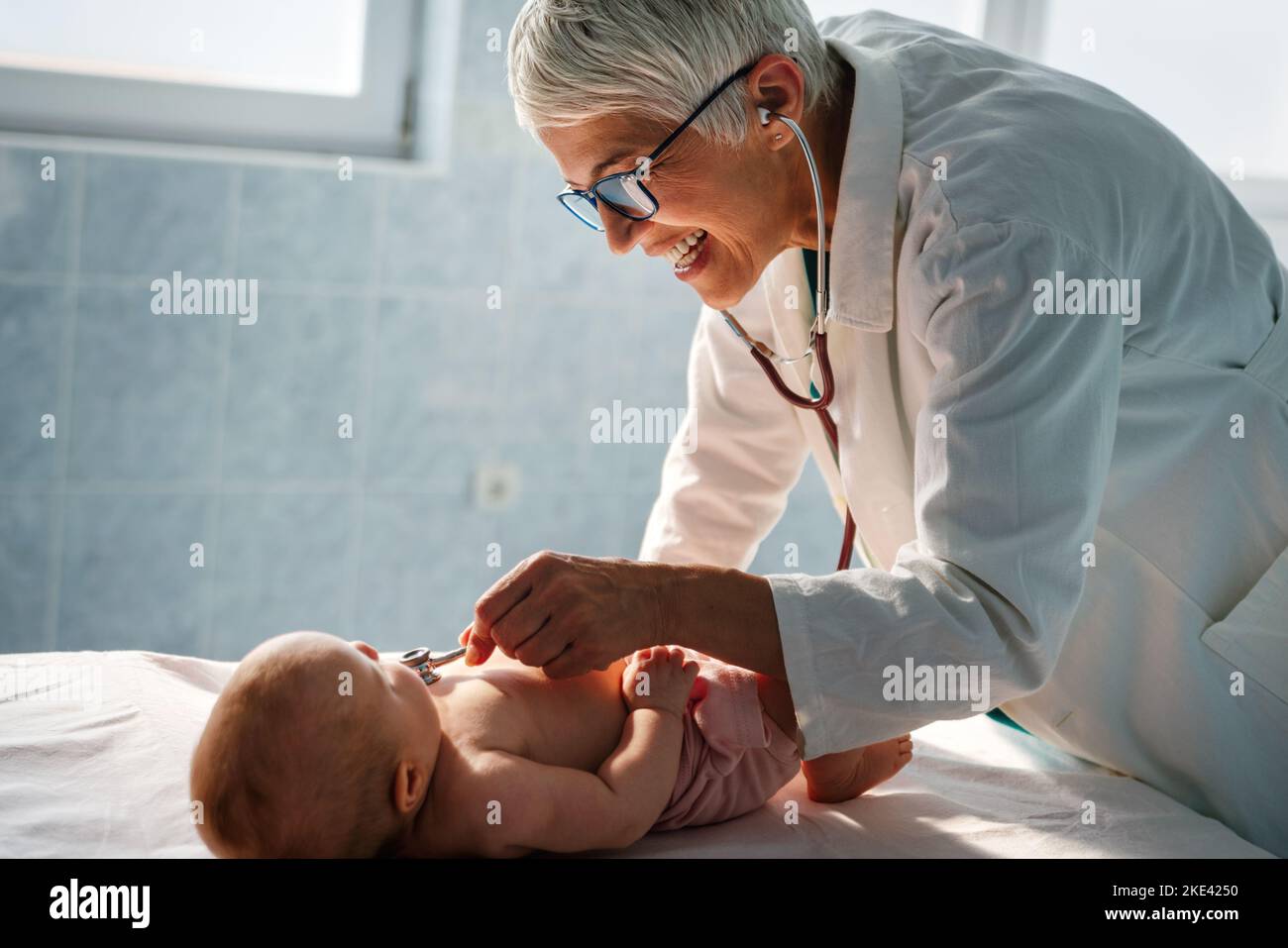 Doctor examining newborn baby hi-res stock photography and images - Alamy