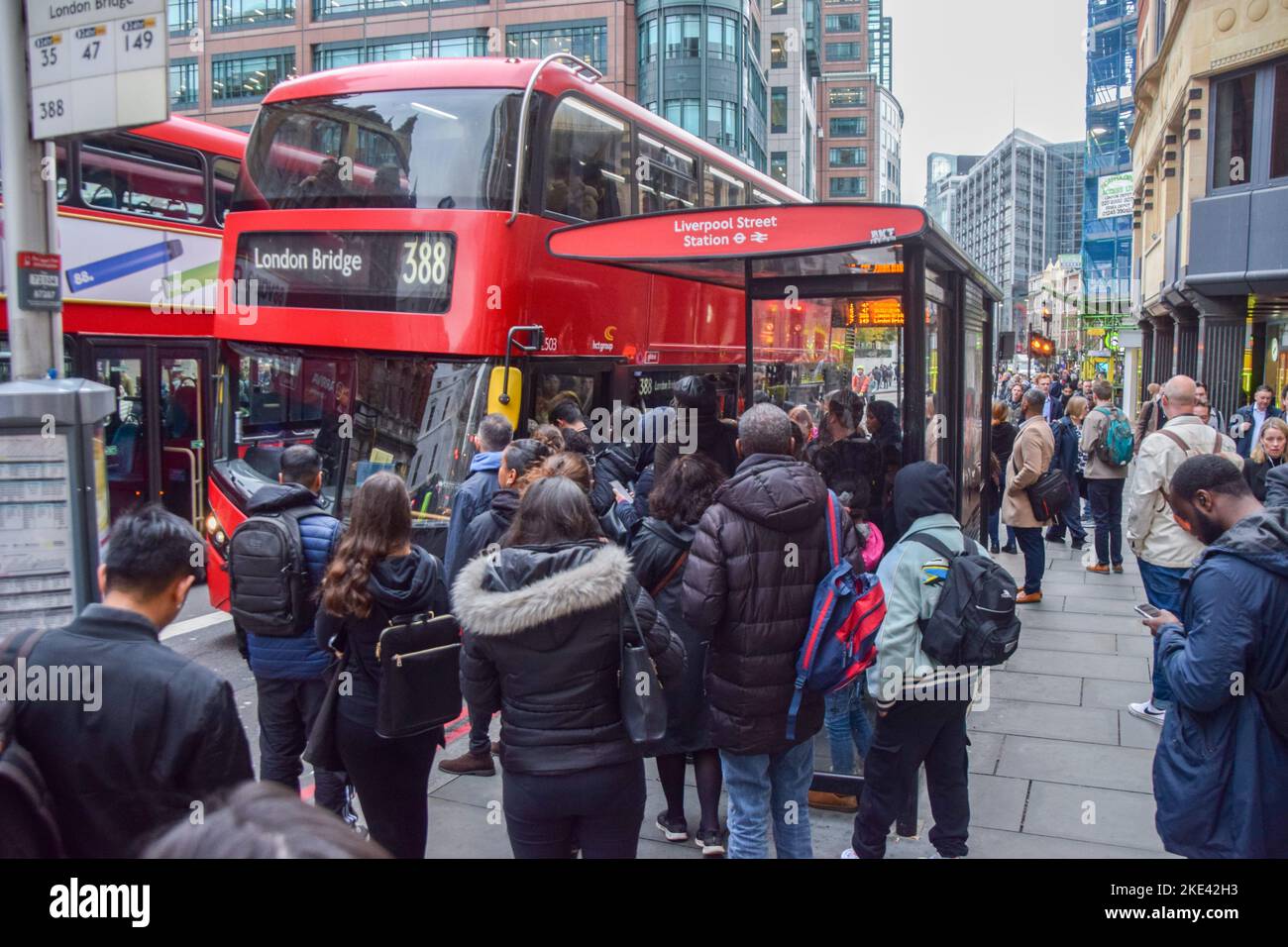 London, UK. 10th November 2022. Commuters pack onto a bus outside ...