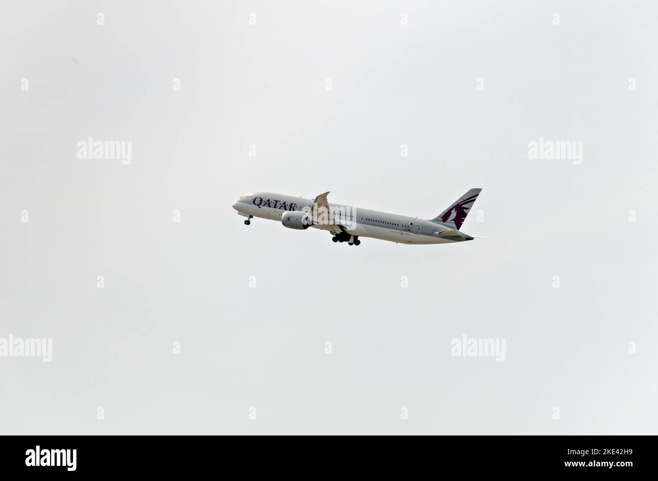 Boeing 787 taking off hi-res stock photography and images - Alamy