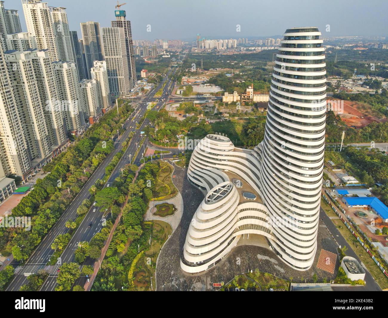 The 31-storey terraced building with a unique appearance in Nanning ...