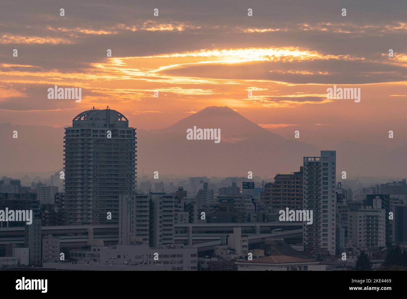 Tokyo, Japan. 10th Nov, 2022. The sun sets over Mt. Fuji (å¯Œå£«å±± ...