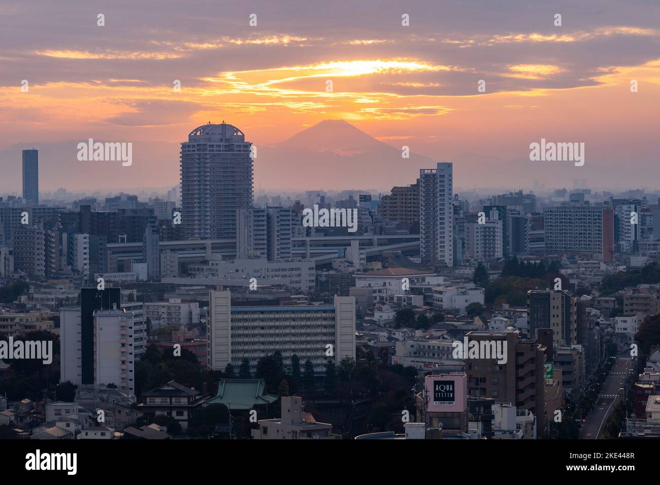 Tokyo, Japan. 10th Nov, 2022. The sun sets over Mt. Fuji (å¯Œå£«å±± ...