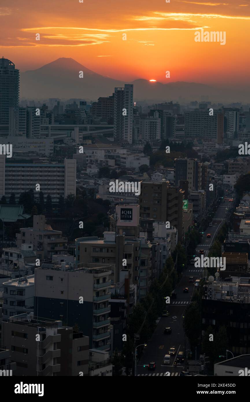 Tokyo, Japan. 10th Nov, 2022. The sun sets over Mt. Fuji (å¯Œå£«å±± ...