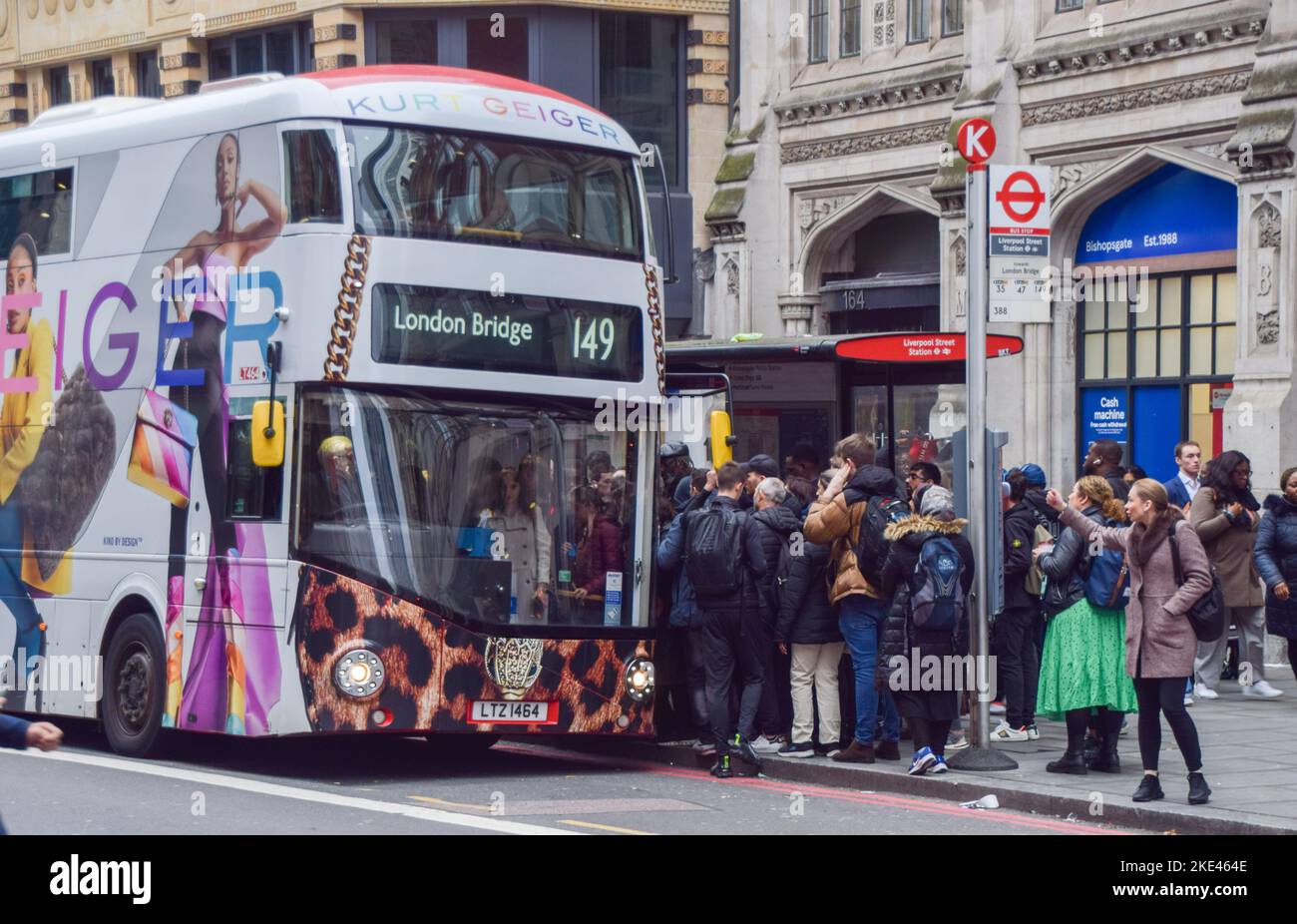 London, England, UK. 10th Nov, 2022. Commuters pack onto a bus outside ...