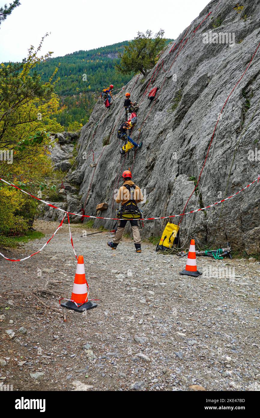Cavers practising with ropes on a cliff face hi-res stock photography ...