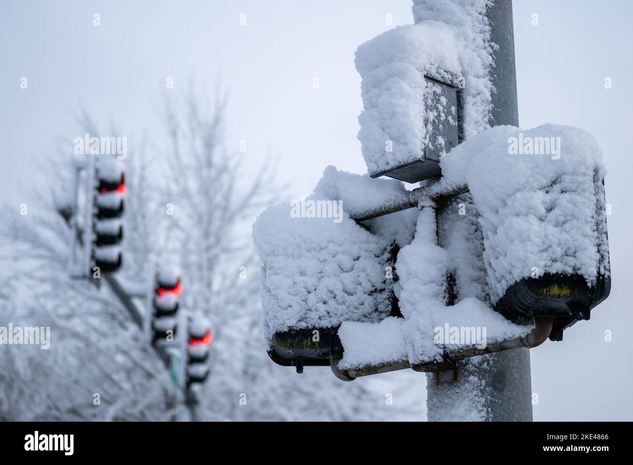 The snow-covered traffic lights in winter Stock Photo - Alamy