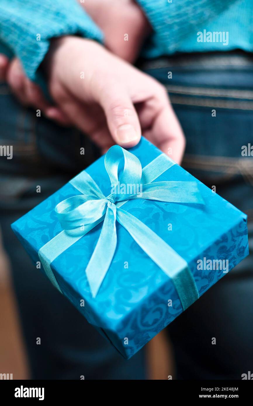 Woman hiding behind shopping hi-res stock photography and images - Alamy