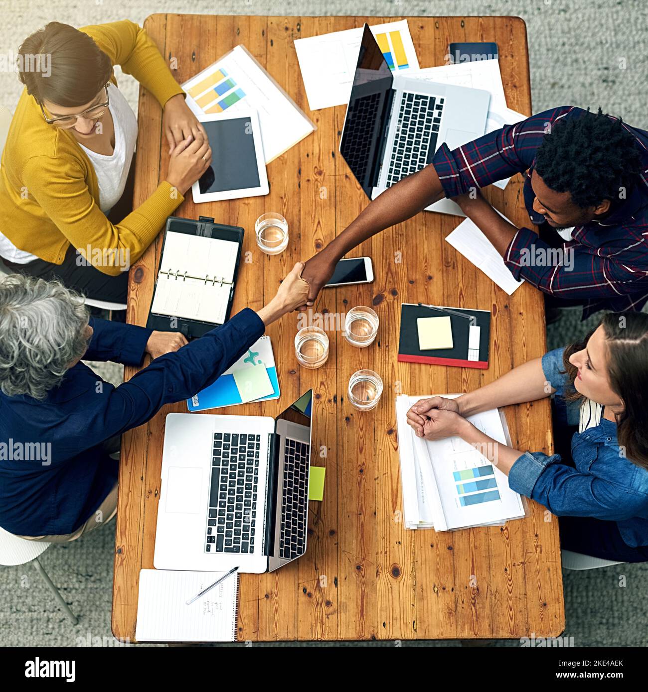 Handshake across table hi-res stock photography and images - Alamy