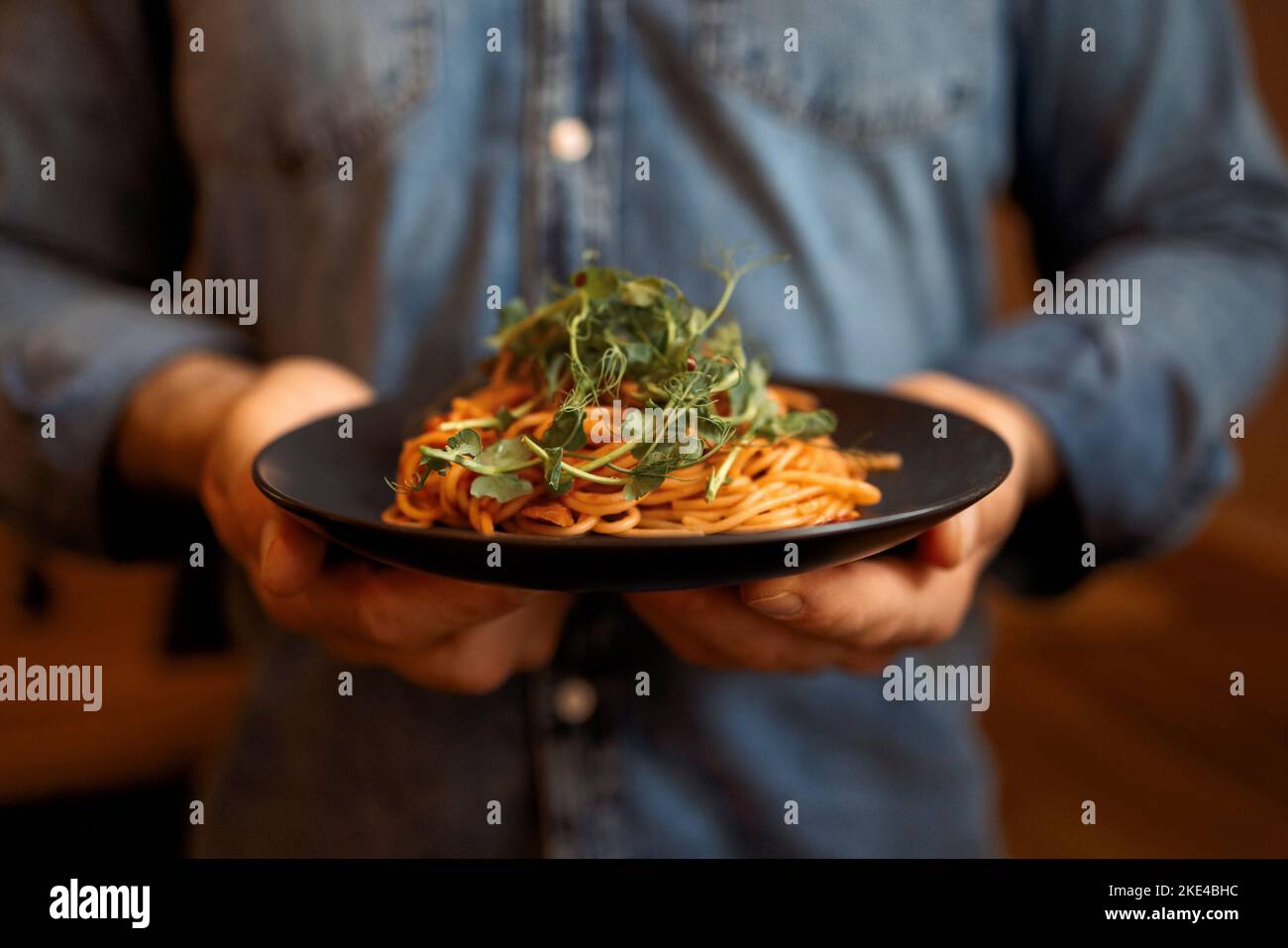 Holding plate of spaghetti hi-res stock photography and images - Alamy