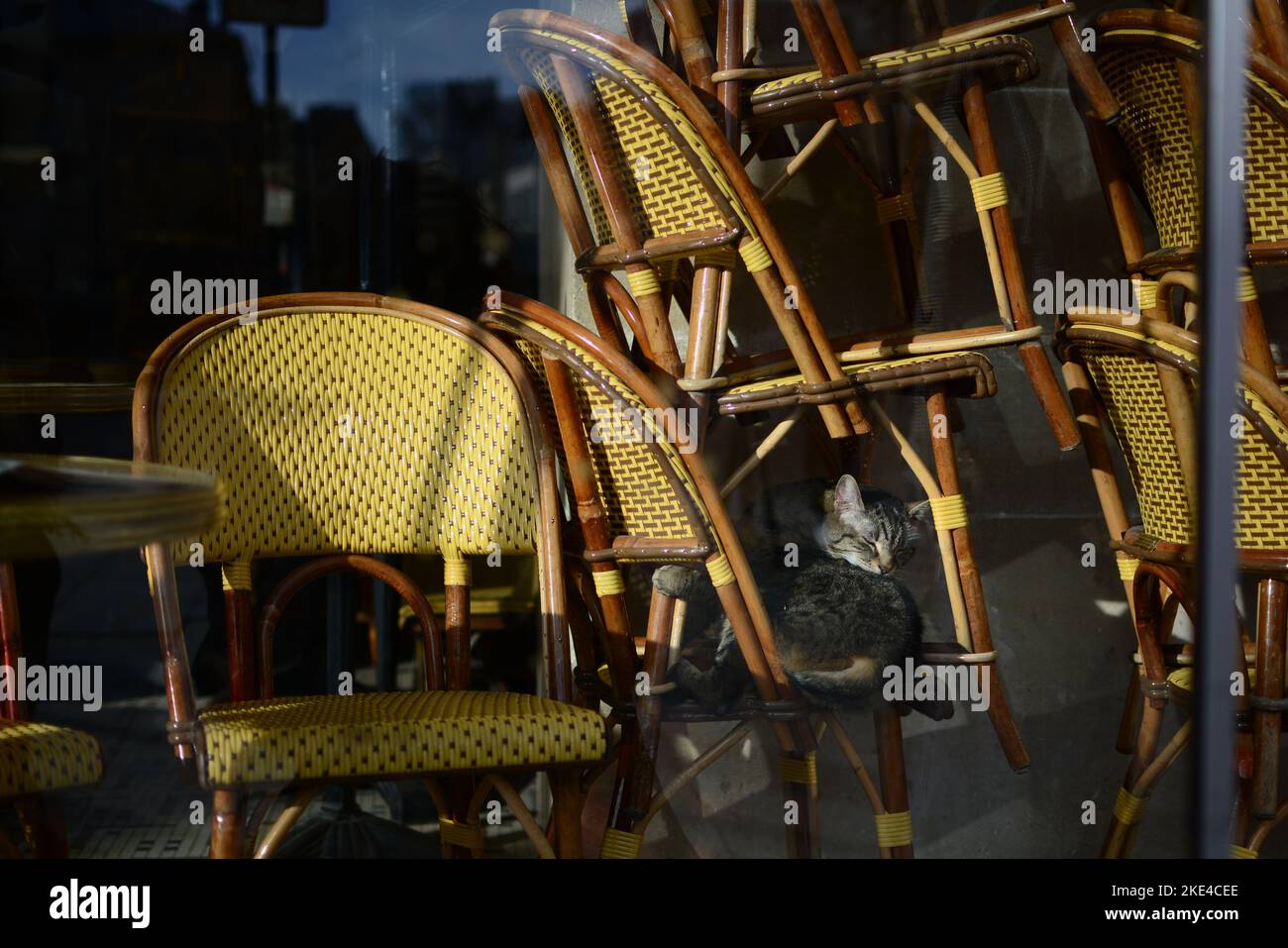 Bar closed hi-res stock photography and images - Alamy