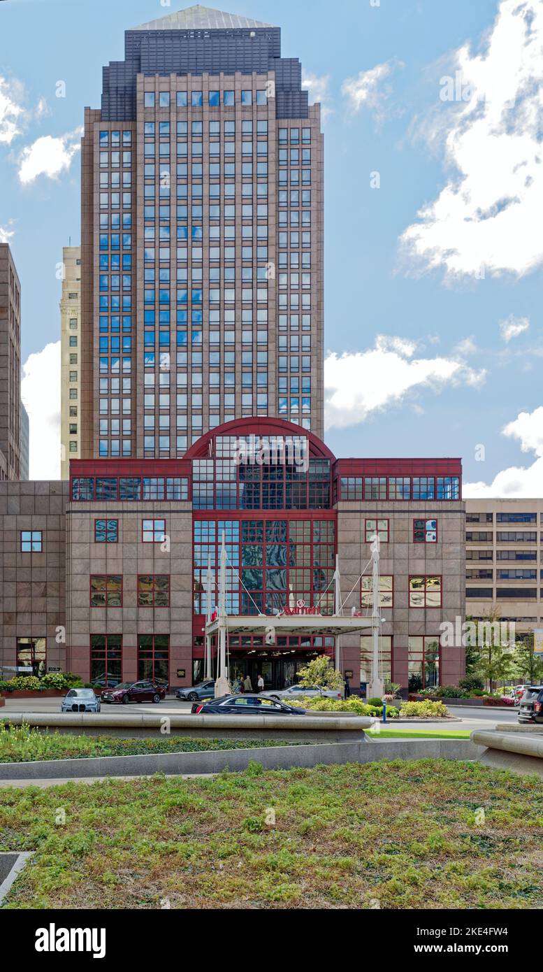 Cleveland marriott downtown à key tower hi-res stock photography and ...