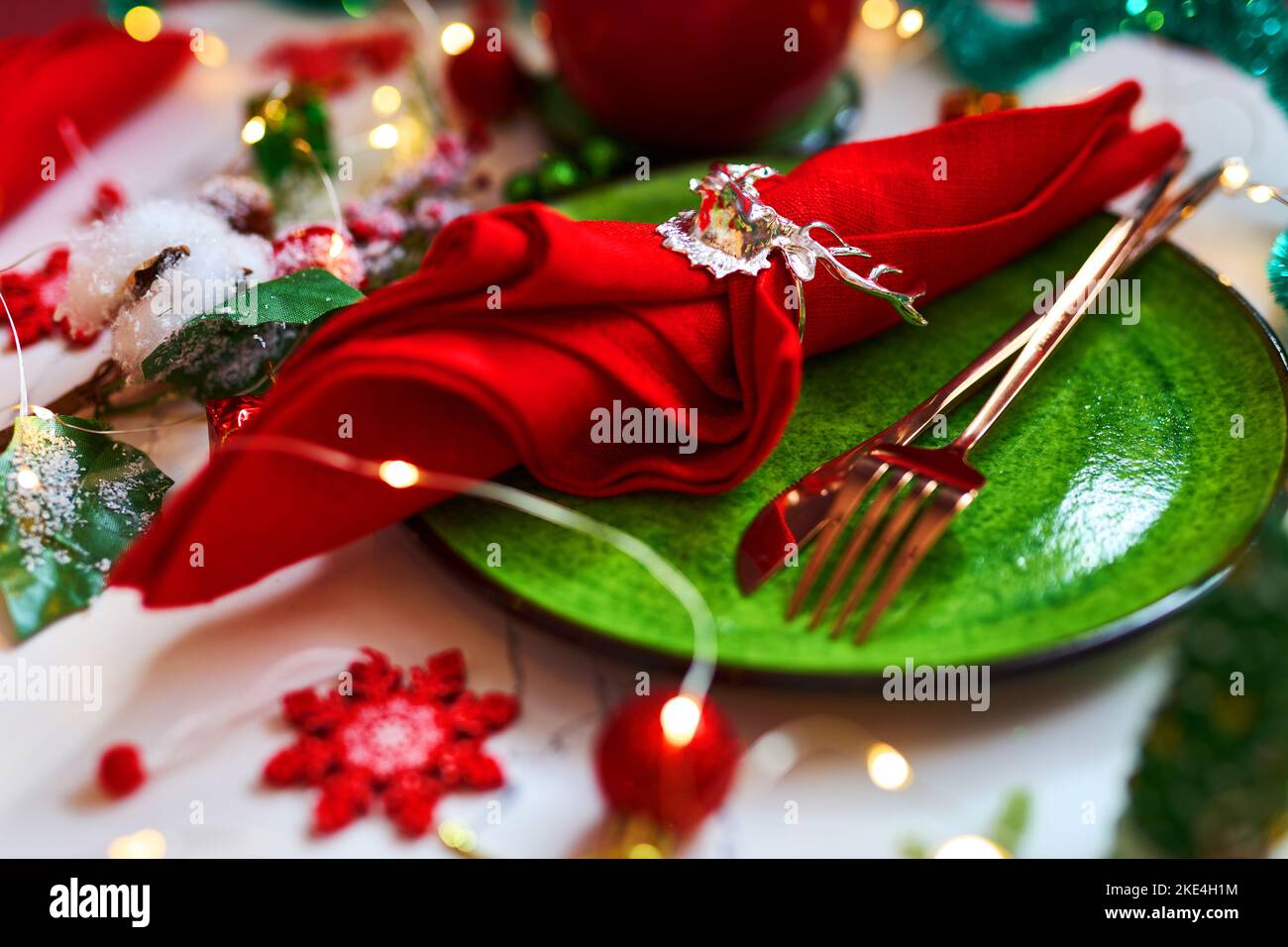 Beautiful christmas table setting fir hi-res stock photography and ...
