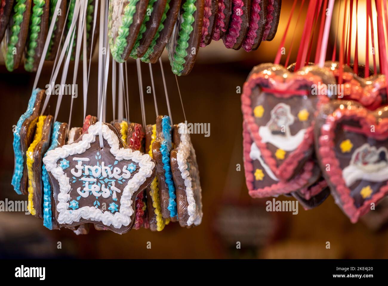 Duisburg, Germany. 10th Nov, 2022. Gingerbread hearts with Christmas ...